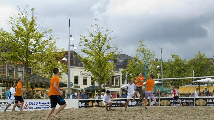 Een vleugje Copacabana op de Koemarkt: sporten op zand tijdens Zomers ...