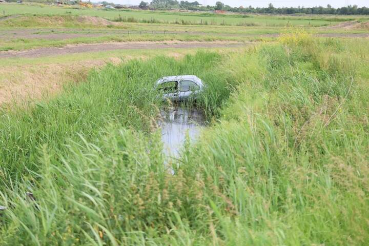 Auto belandt in sloot Beverwijk, bestuurder naar ziekenhuis ...
