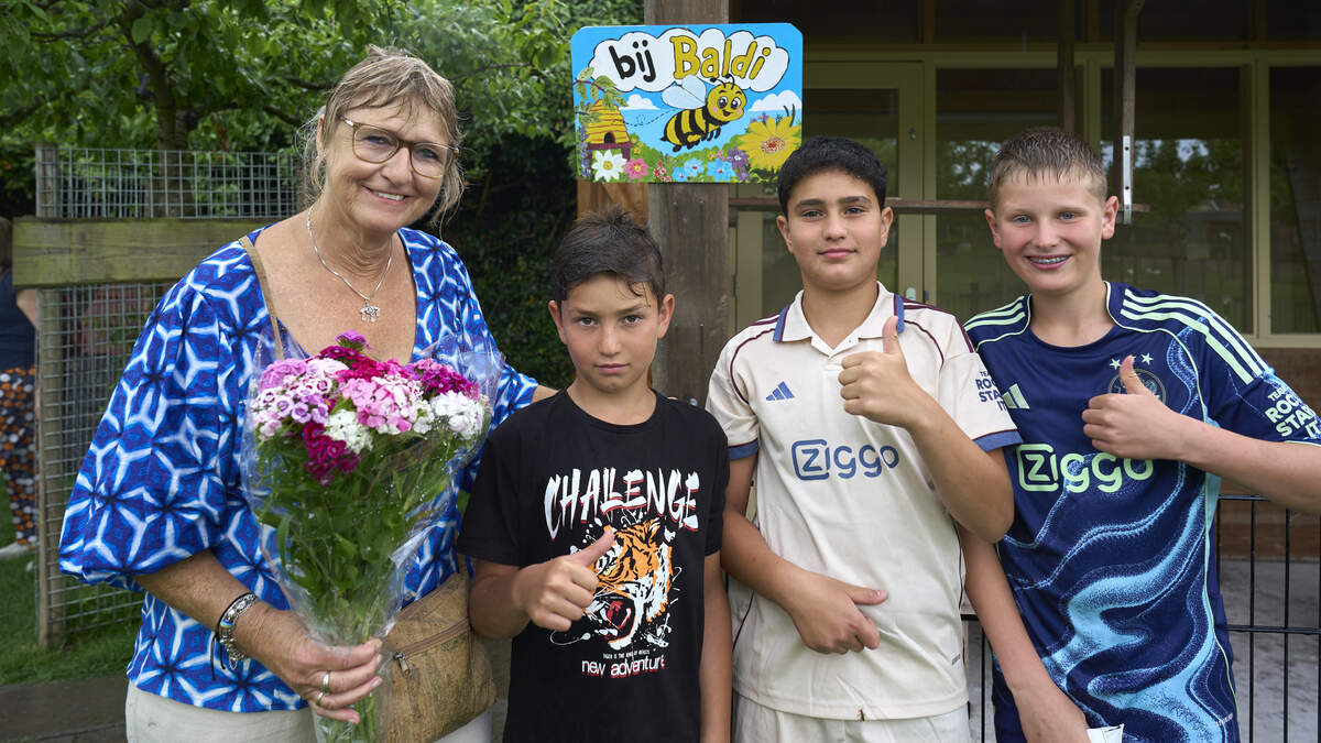 Weduwe Baldi Dekker trots bij onthulling: bijenstal SKIK heet nu ’Bij ...