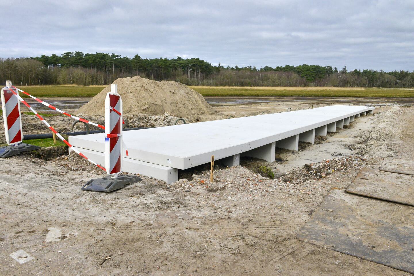 Nieuwe brug over de Tureluur is gelegd, nu het fietspad door het ...