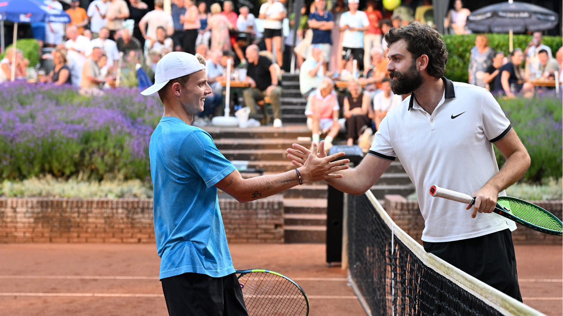 Toptennisser Jesper de Jong bedenkt wat ludieks tijdens familiediner en ...
