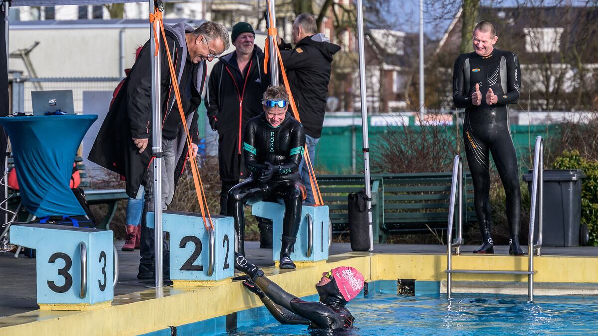 Bikkels zwemmen een wedstrijd in koud Volendams zwembadwater ...