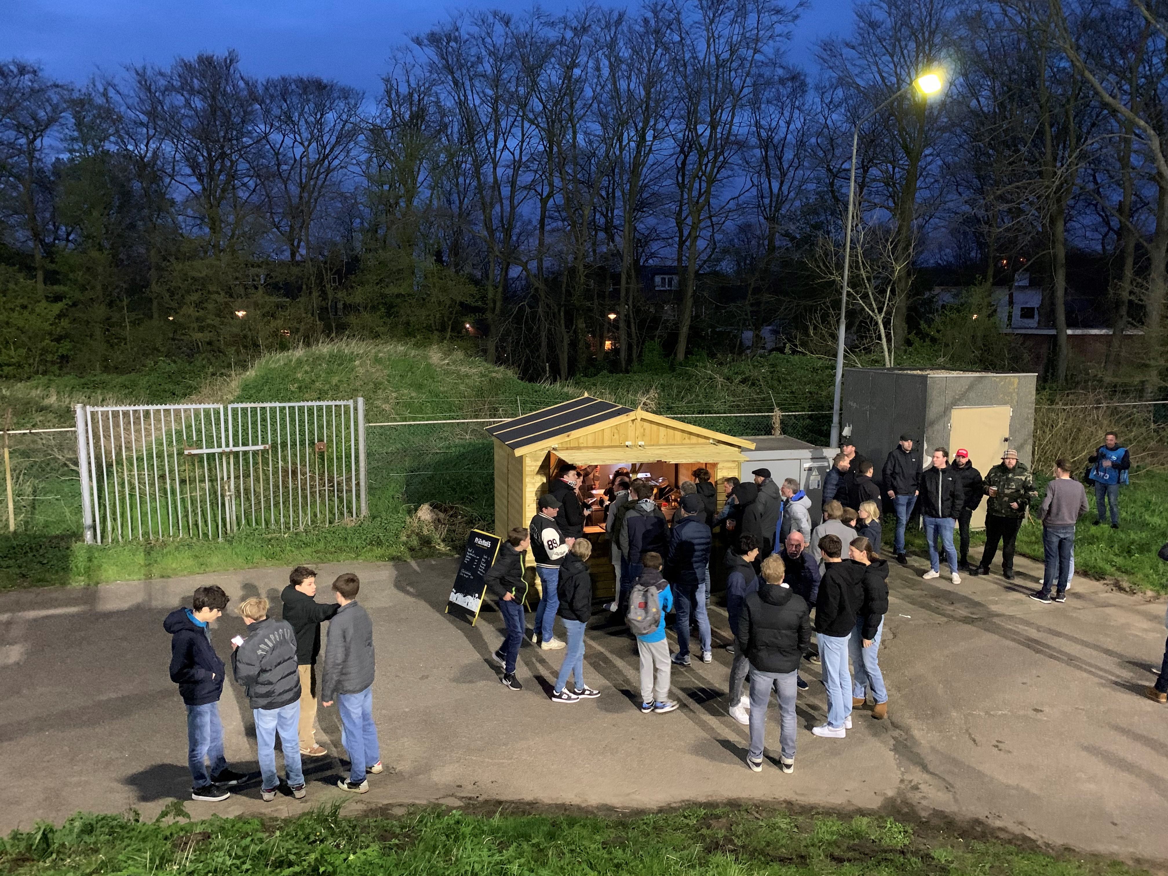 Voetballers van Telstar hebben eigen patatkraam in het stadion. ’Dan ...