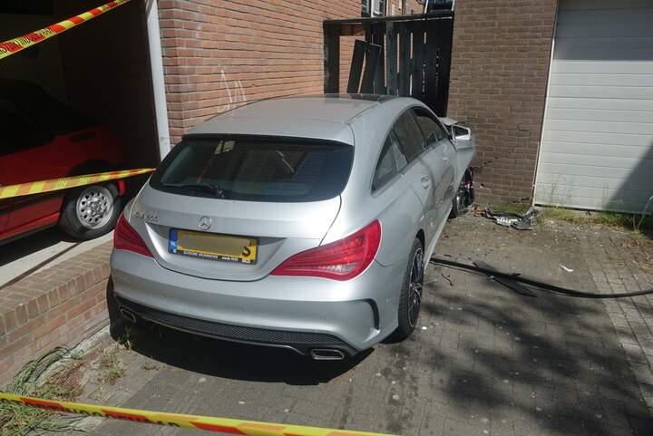 Auto ramt muur van garagebox in Krommenie, bestuurder naar ziekenhuis ...