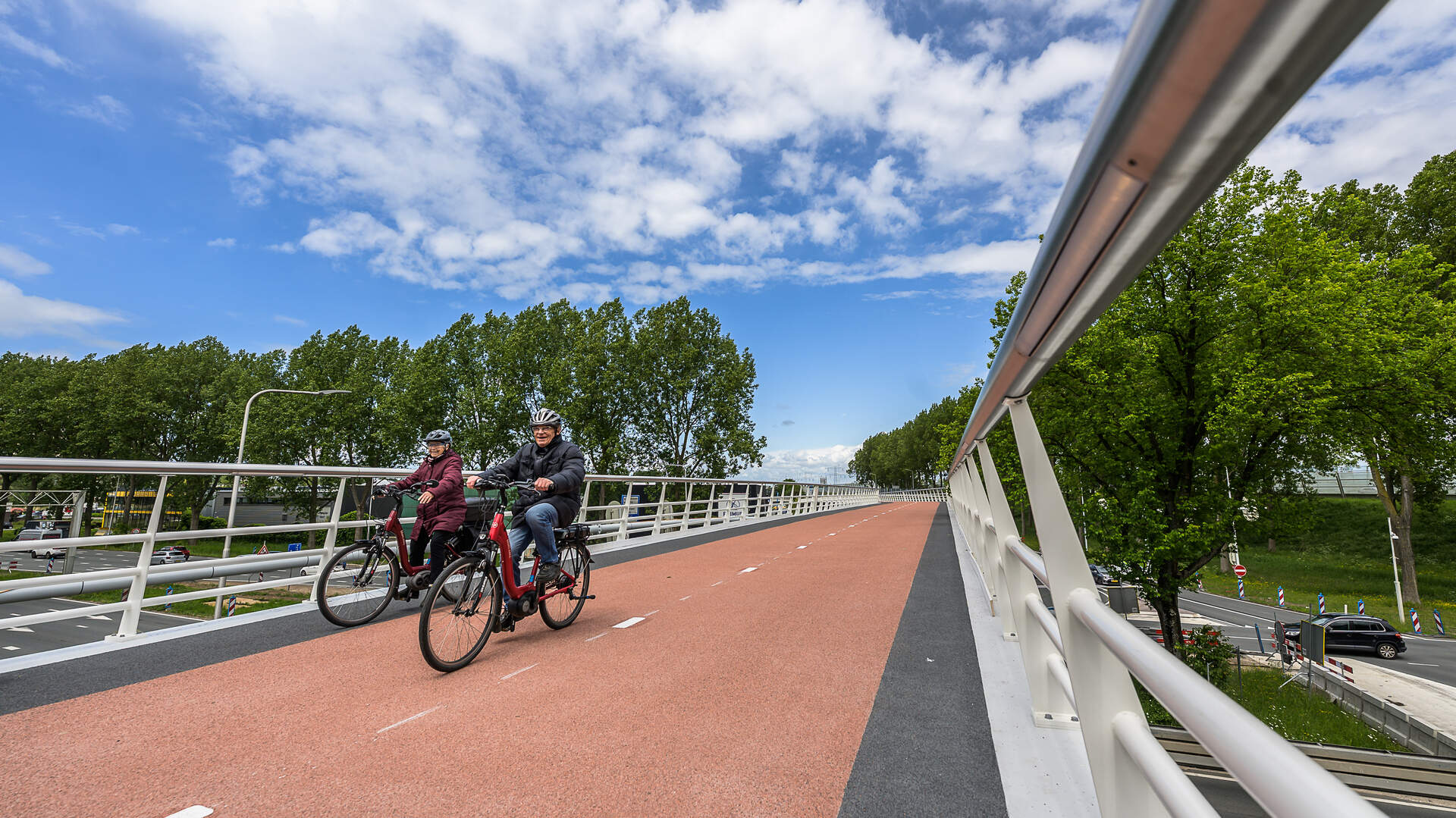 Eendenpullenbrug bij Oostzaan geopend: eerste fietsers wagen de ...