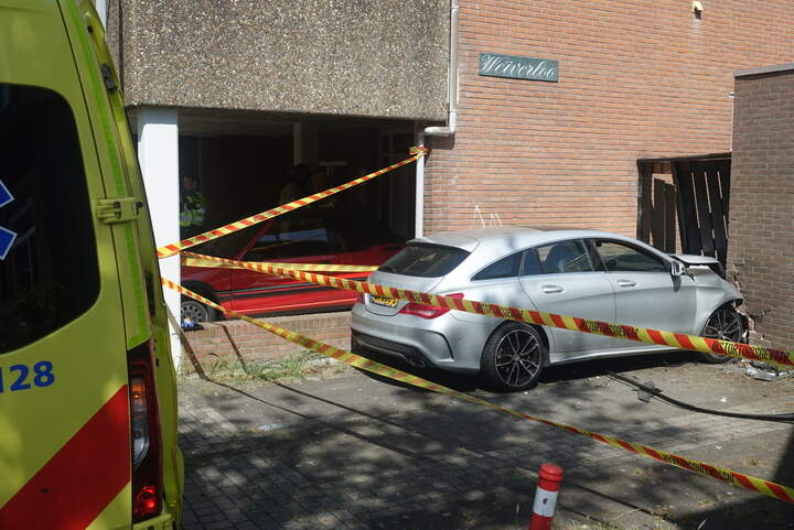 Auto ramt muur van garagebox in Krommenie, bestuurder naar ziekenhuis ...