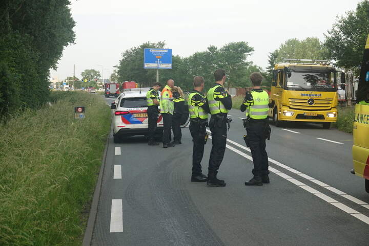 Auto te water op N246 bij West-Knollendam, flinke file ontstaan ...