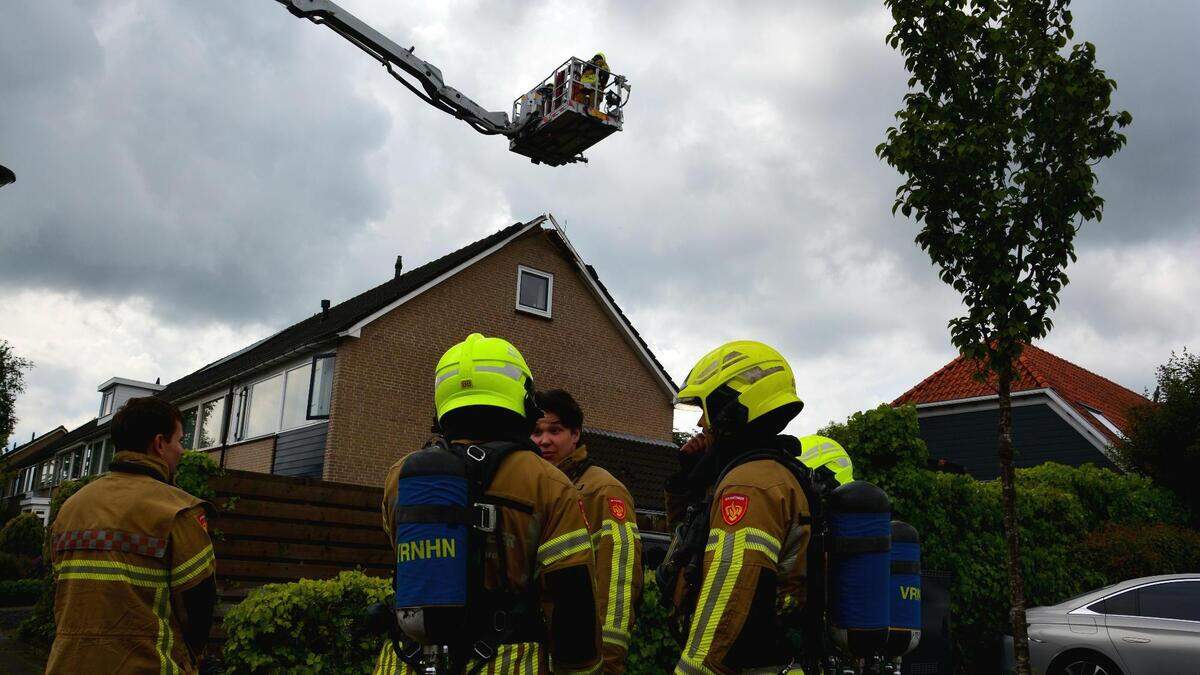 Blikseminslag veroorzaakt schade aan woning in Zwaag | Noordhollands ...