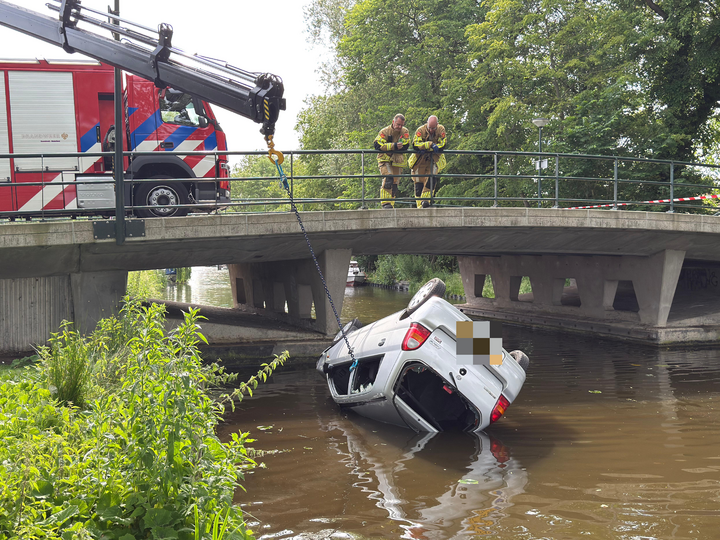 Auto belandt op zijn kop in sloot Oostzaan, bestuurder naar ziekenhuis ...