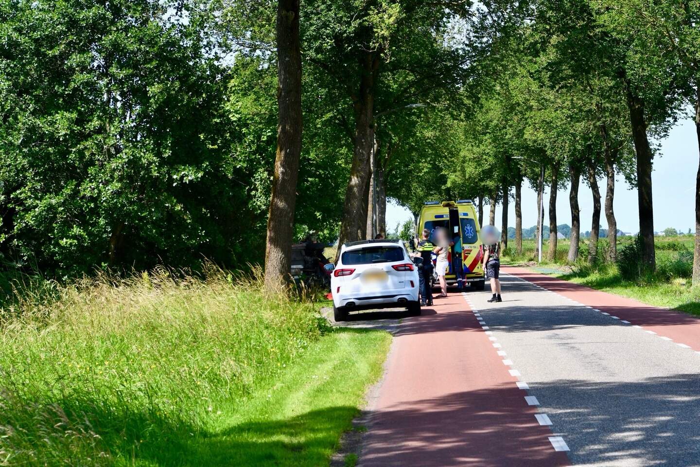 Gewonde bij eenzijdig ongeval in Hoogwoud, auto komt op zijkant tegen ...