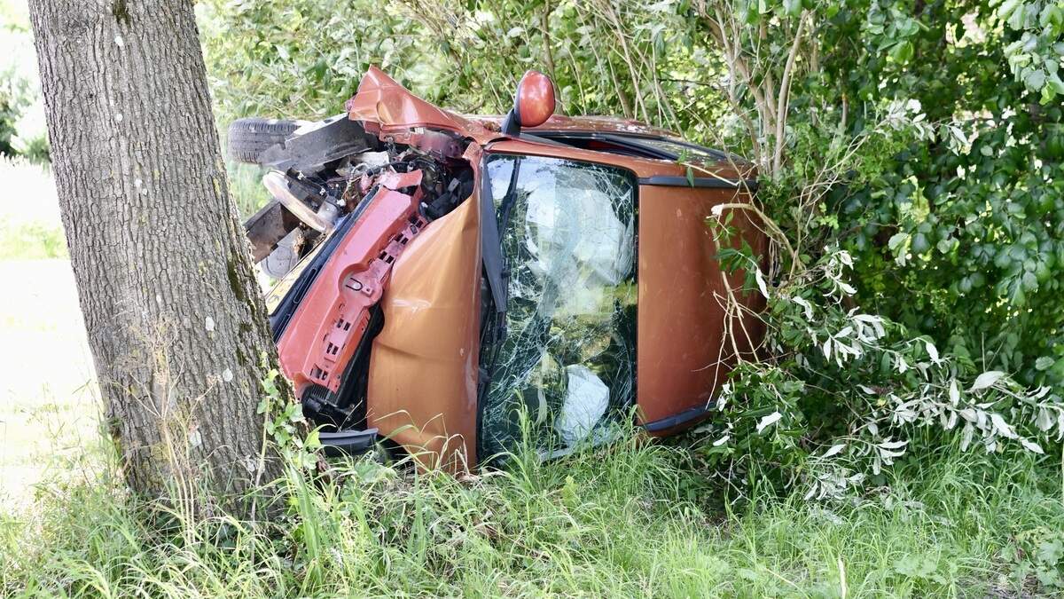 112-nieuws: twee auto’s zwaar beschadigd bij botsing op Tolweg in ...