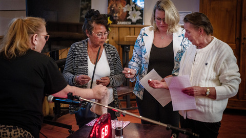 G53 G53… O64 O64… B18 B18… N40 N40 BINGO! Applaus stijgt op in het ...