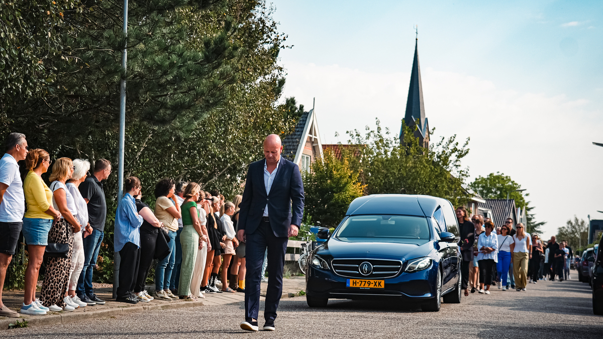 Wormer loopt uit voor overleden Sandra: erehaag vult de Dorpsstraat ...