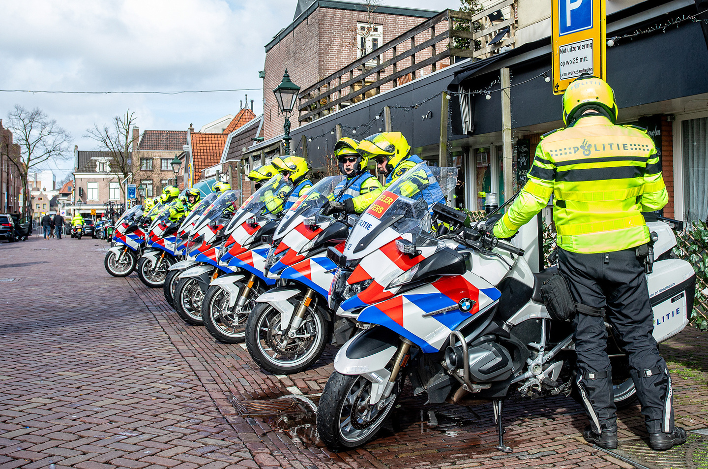 Toekomstige wielerprofs denderen over de polderwegen in de Schermer ...