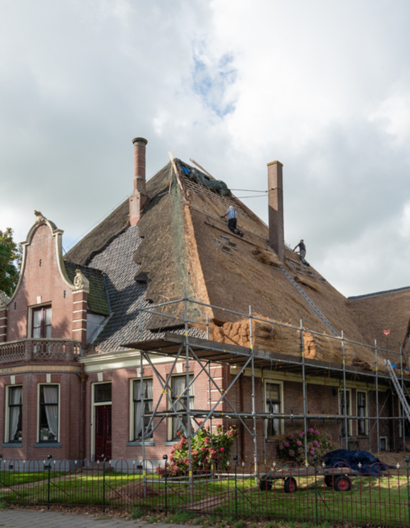 Nieuw riet op rijksmonument: lekkage dwingt tot vernieuwing kap ...