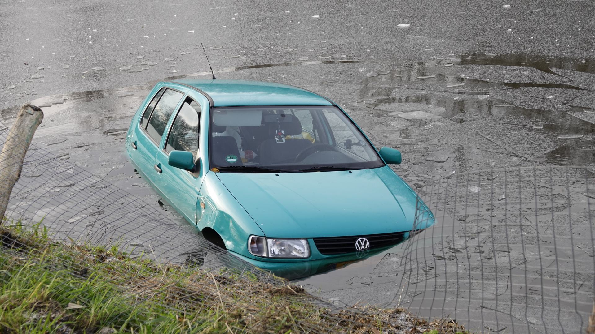 Auto vliegt uit bocht en belandt achterstevoren in water Hoorn ...
