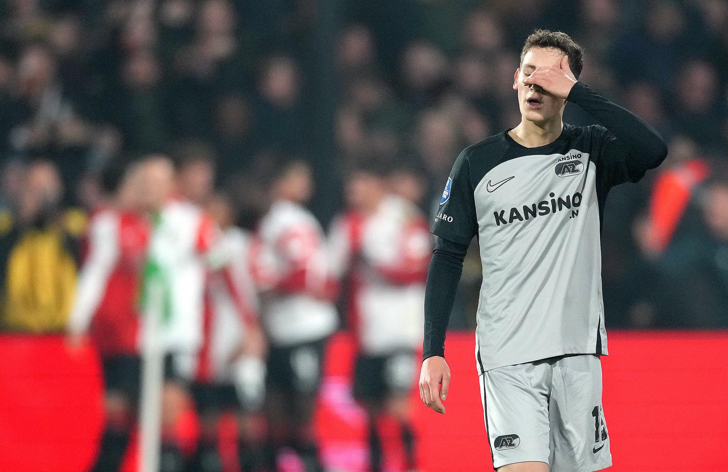 Tandeloos AZ gaat opnieuw onderuit in de Kuip en staat nu vierde ...