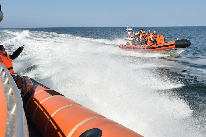 Met 55-60 kilometer per uur over de Noordzee op open dag KNRM Wijk aan ...
