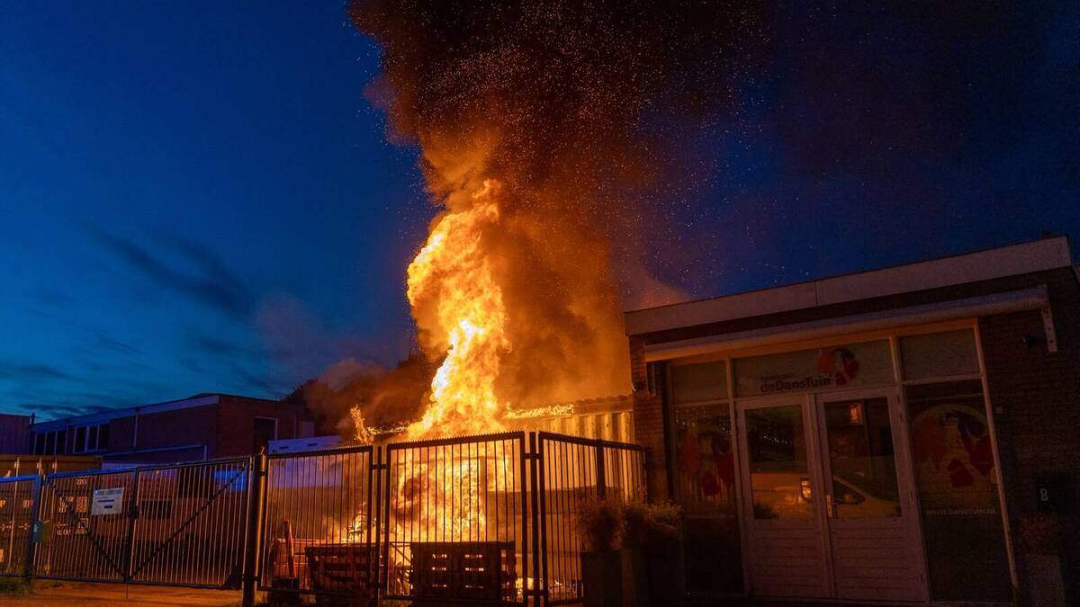 Grote brand in winkelpand aan Cornelius Groenlandstraat in Heemskerk ...