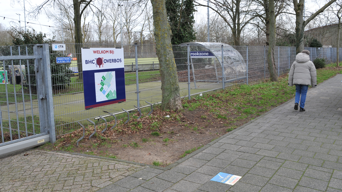 Een rookzone bij de rookvrije hockeyclub, hoe zit dat? Voorzitter Ad ...
