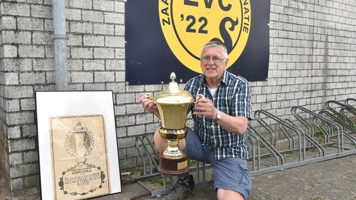 Een ’KNVB-beker’ van een eeuw oud en een tbc-huisje; de prijzenkast van ...