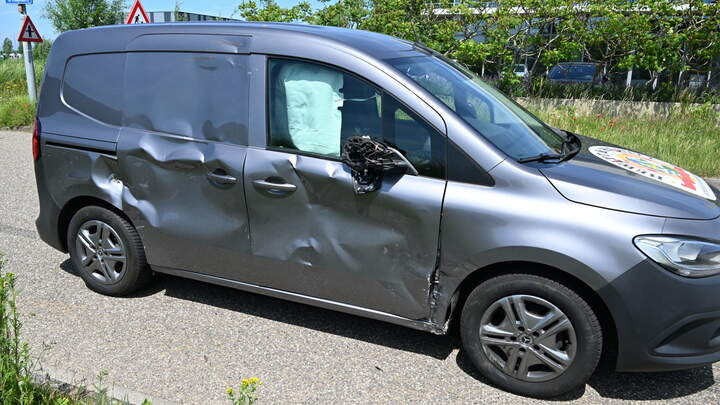 Scooterrijdster met spoed naar ziekenhuis na aanrijding met auto in ...
