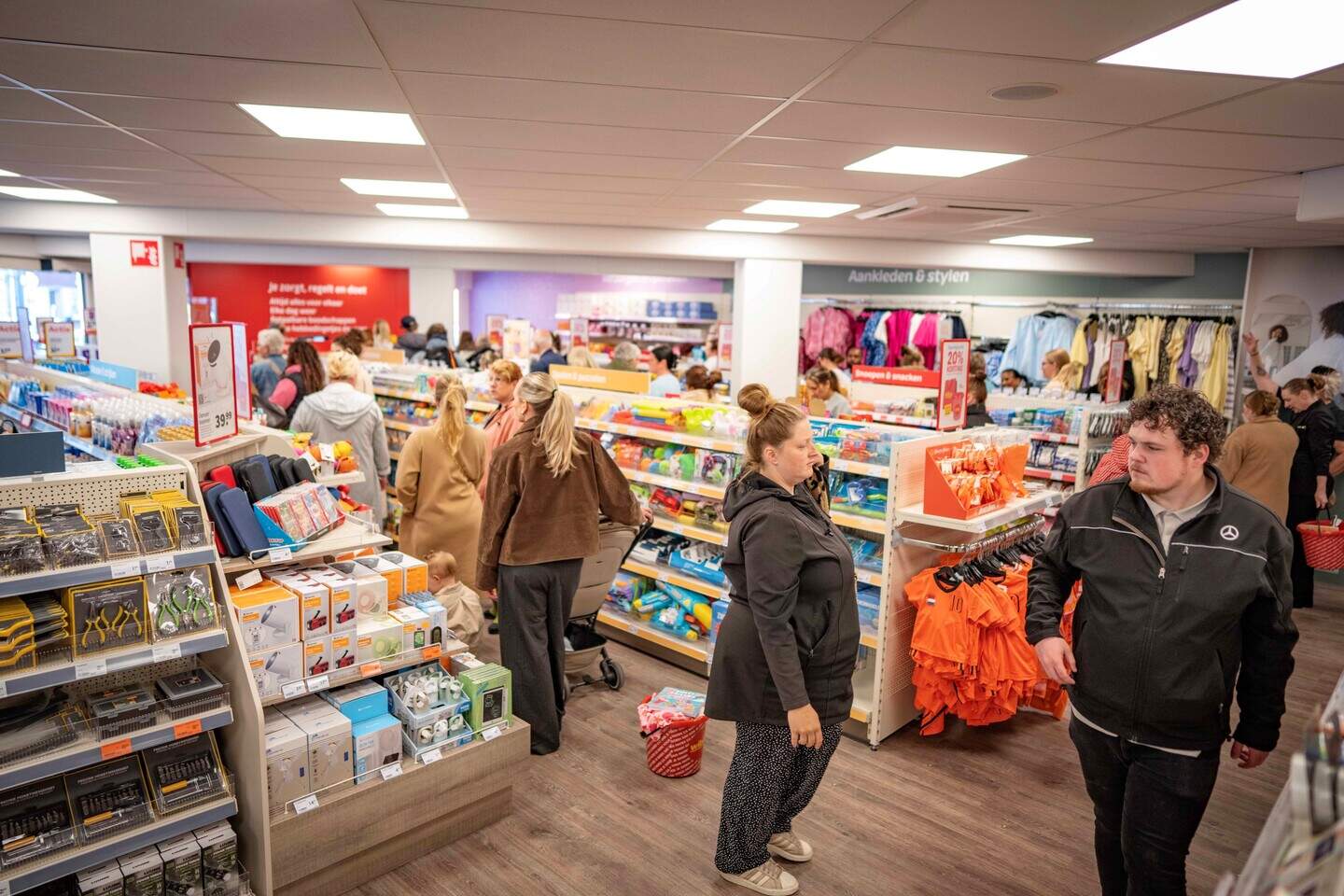 Heel veel rode Wibra-emmers in het straatbeeld. De winkel heropende aan ...