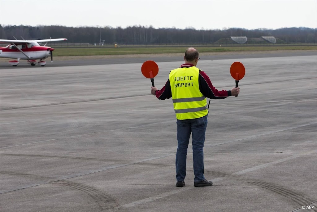 Inspectie houdt vliegtuigen op Twente Airport aan de grond ...