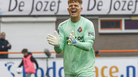 Feest bij de fans van Telstar, de supporters van FC Volendam druipen ...