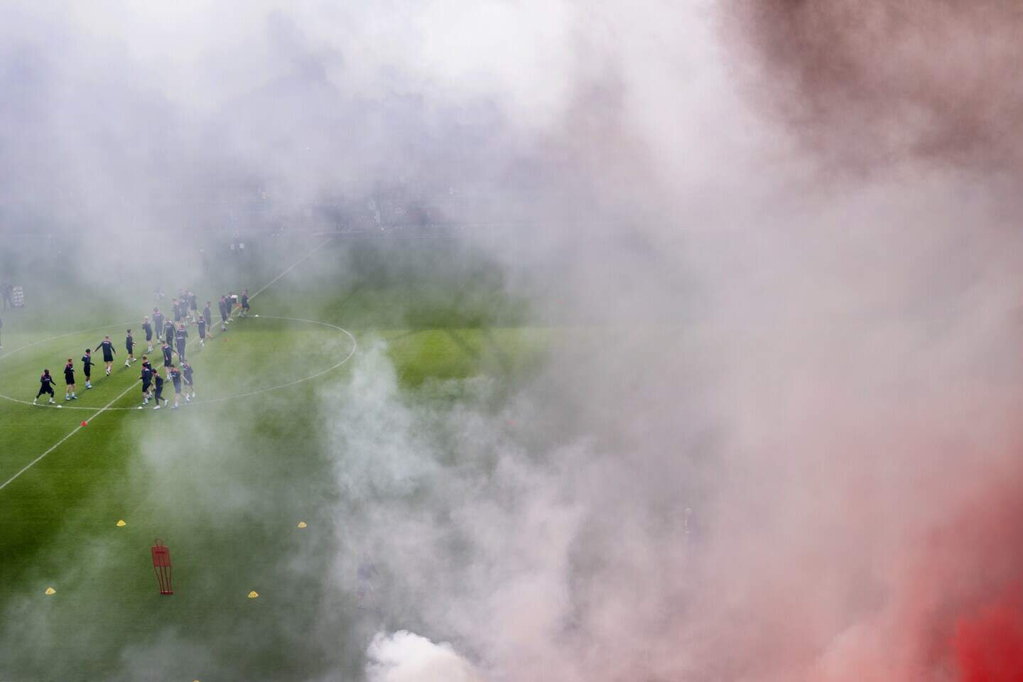 AZ met bijna compleet fitte selectie naar bekerfinale. Fans zwaaien ...