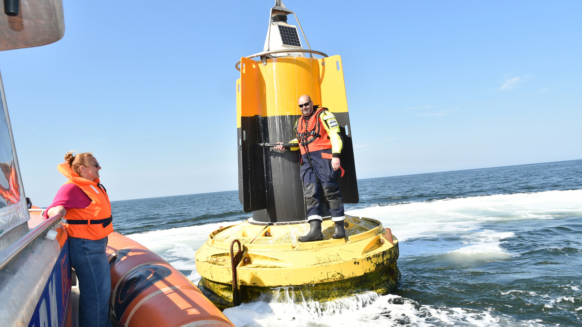 Met 55-60 kilometer per uur over de Noordzee op open dag KNRM Wijk aan ...
