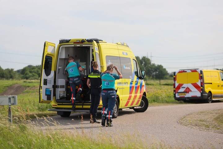 Auto belandt in sloot Beverwijk, bestuurder naar ziekenhuis ...