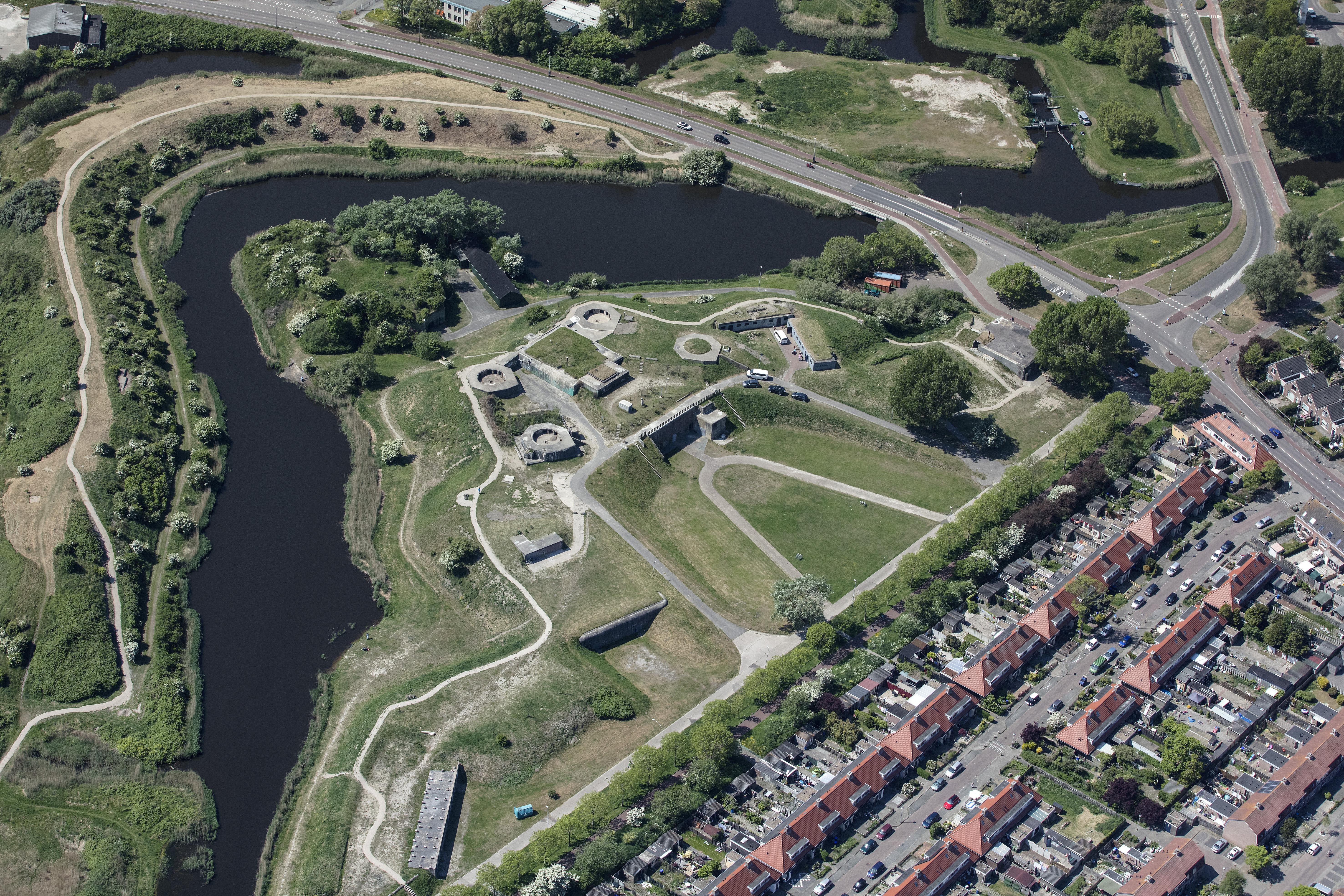 Met een loop- en fietsbrug tussen Westoever en Handelskade moet er een ...