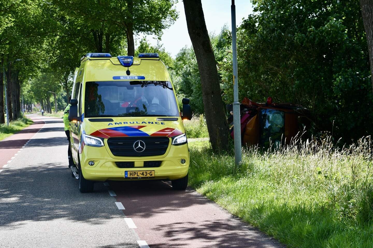 Gewonde bij eenzijdig ongeval in Hoogwoud, auto komt op zijkant tegen ...