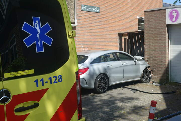 Auto ramt muur van garagebox in Krommenie, bestuurder naar ziekenhuis ...