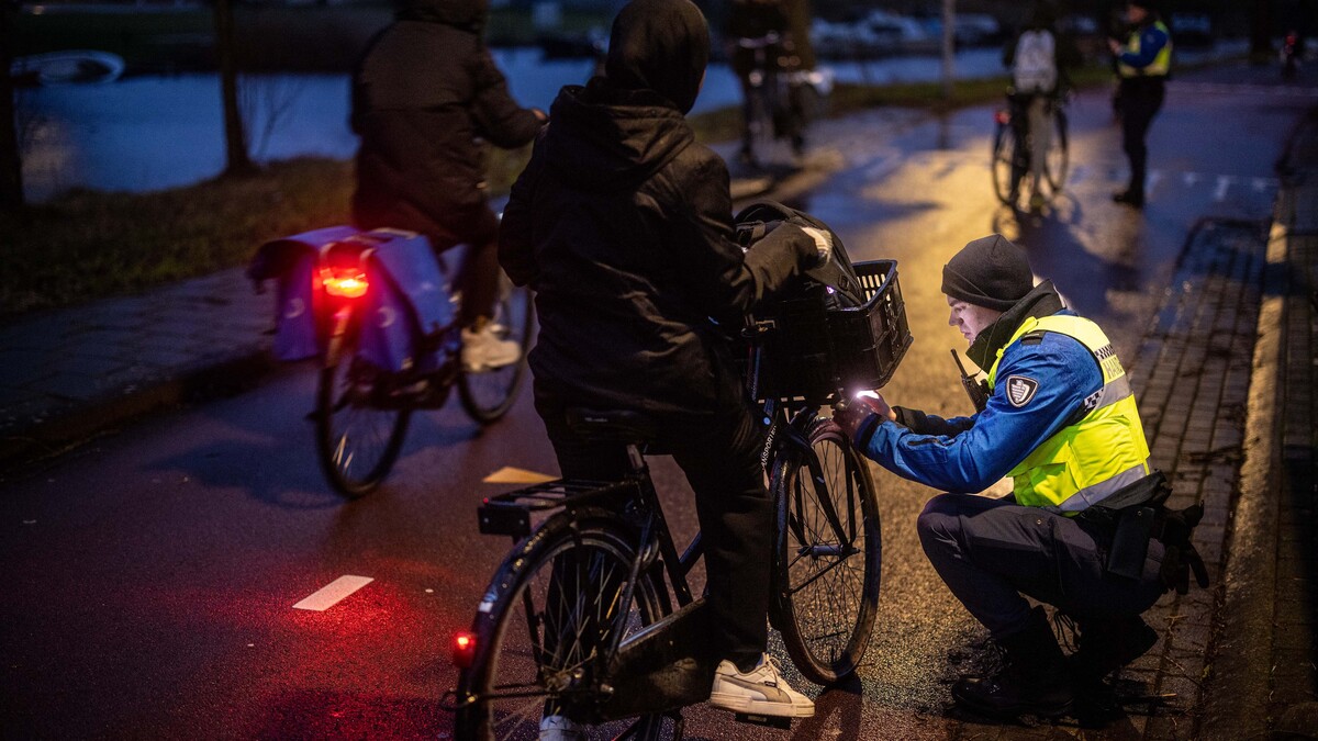 Kabinet steunt verbod op religieuze uitingen bij boa’s | De Gooi- en ...