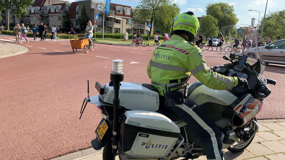 Politie bekeurt scholieren tijdens de ochtendspits. Snelle motoragenten ...
