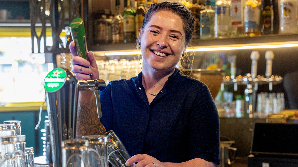 Tess van den Brink van Podiumcafé Toos geniet van haar rauwe stad: ’Je ...