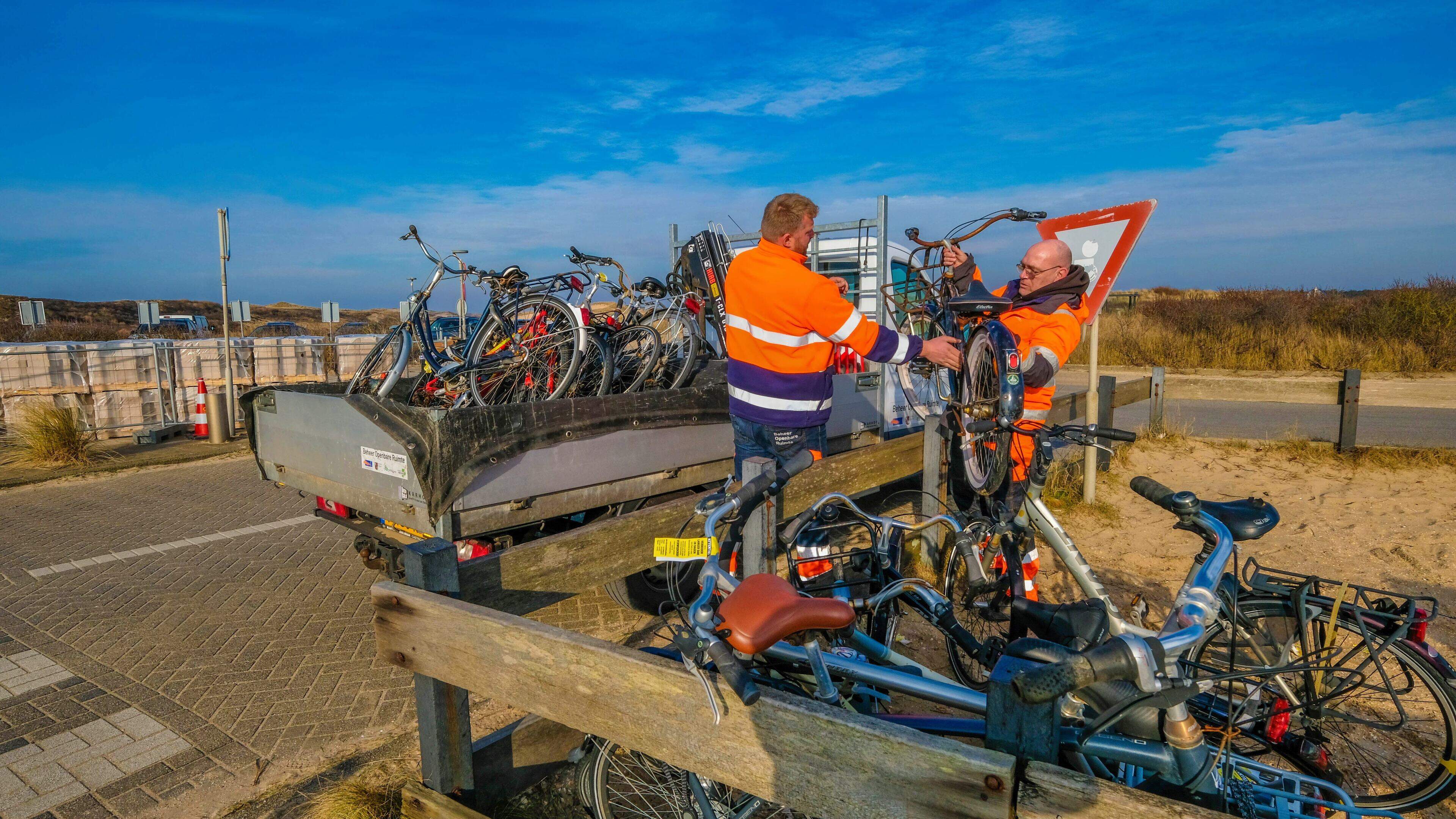 Castricum verwijdert fietswrakken van strandplateau - Oozo.nl