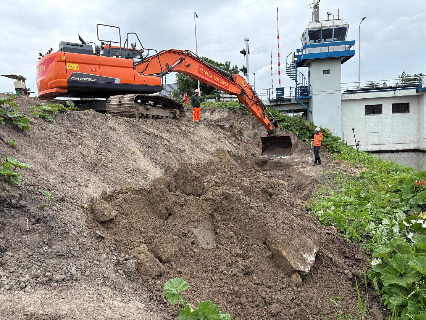 Berg brokken beton maar geen bunkers of munitie bij de ...