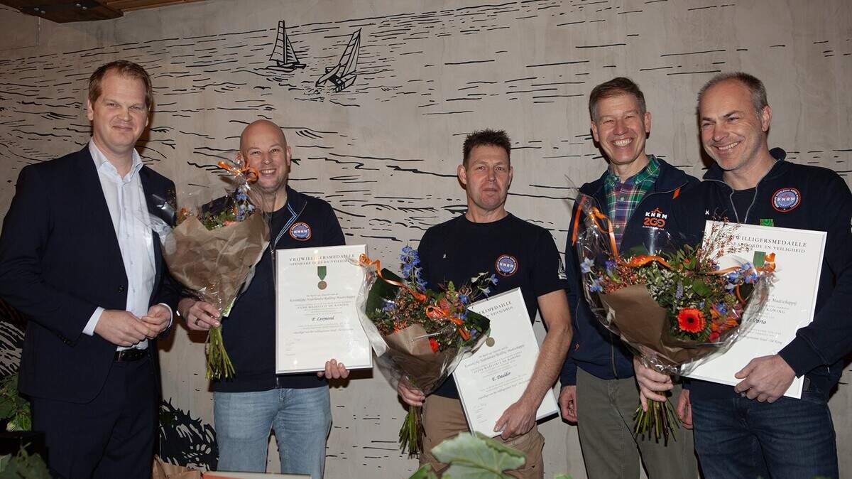 Feest bij KNRM Texel: drie redders gehuldigd en een cheque van 14.045 ...