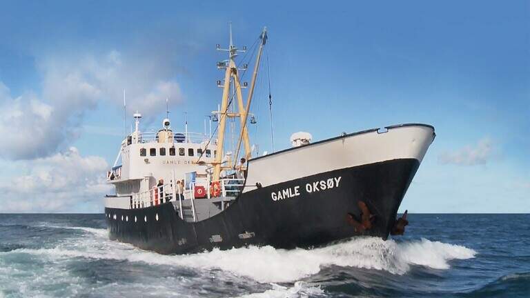 Vanwege 5 meter hoge golven meert Noorse museumschip Gamle Oksøy een ...
