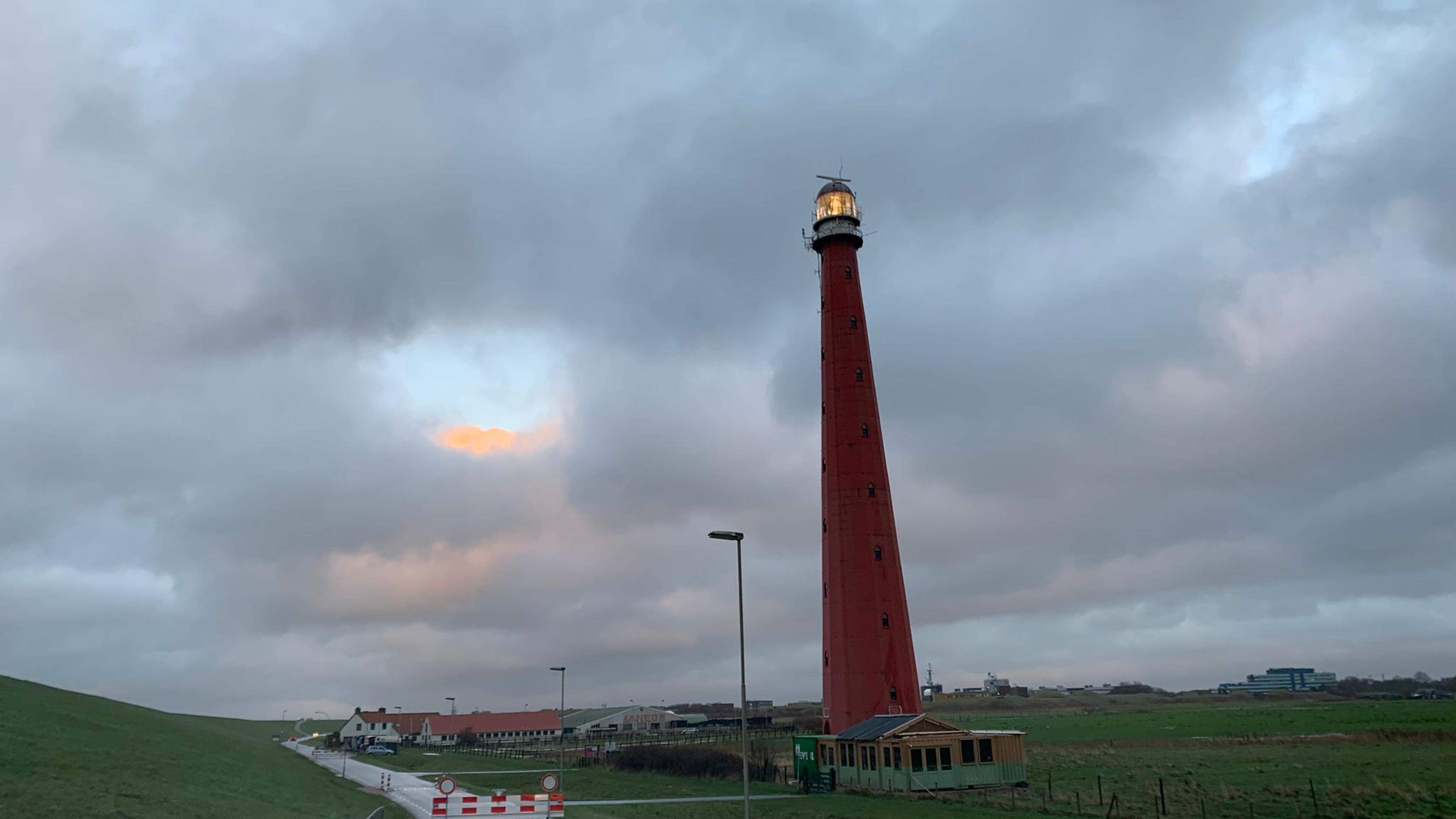 De omgeving van de vuurtoren vanwege de naderende storm opnieuw afgezet ... De omgeving van de vuurtoren vanwege de naderende storm opnieuw afgezet ...