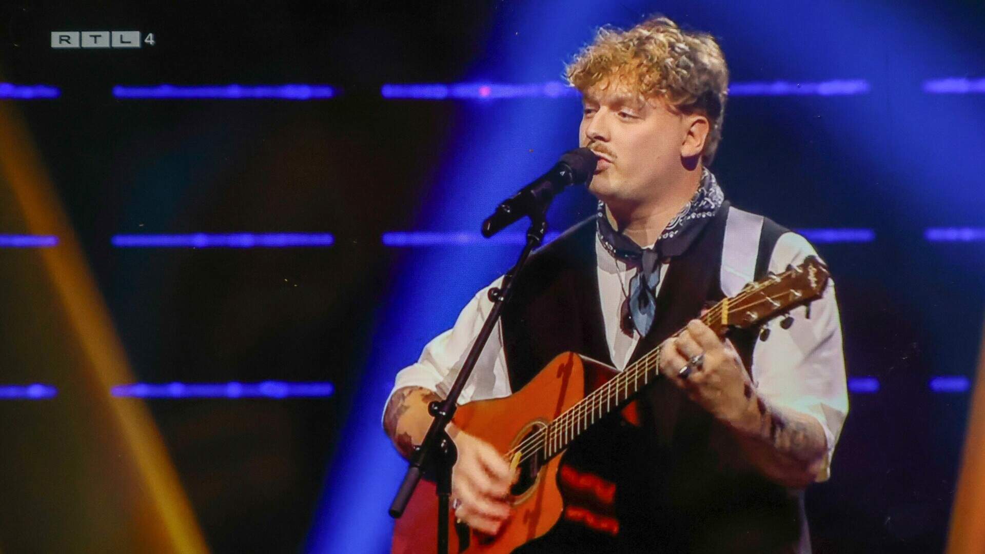 Daan is wéér door. Dinand Woesthoff neemt zanger uit Enkhuizen mee naar ...