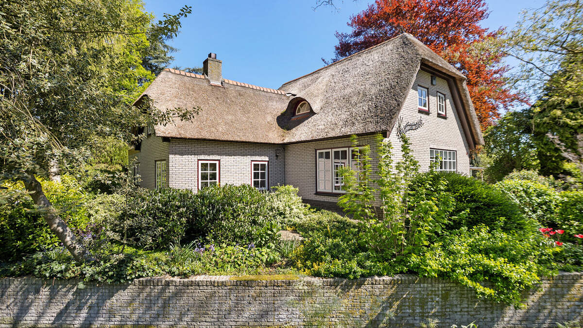 Penthouse, kerk, stolp, of voormalige hbs. Ook West-Friesland kent ...