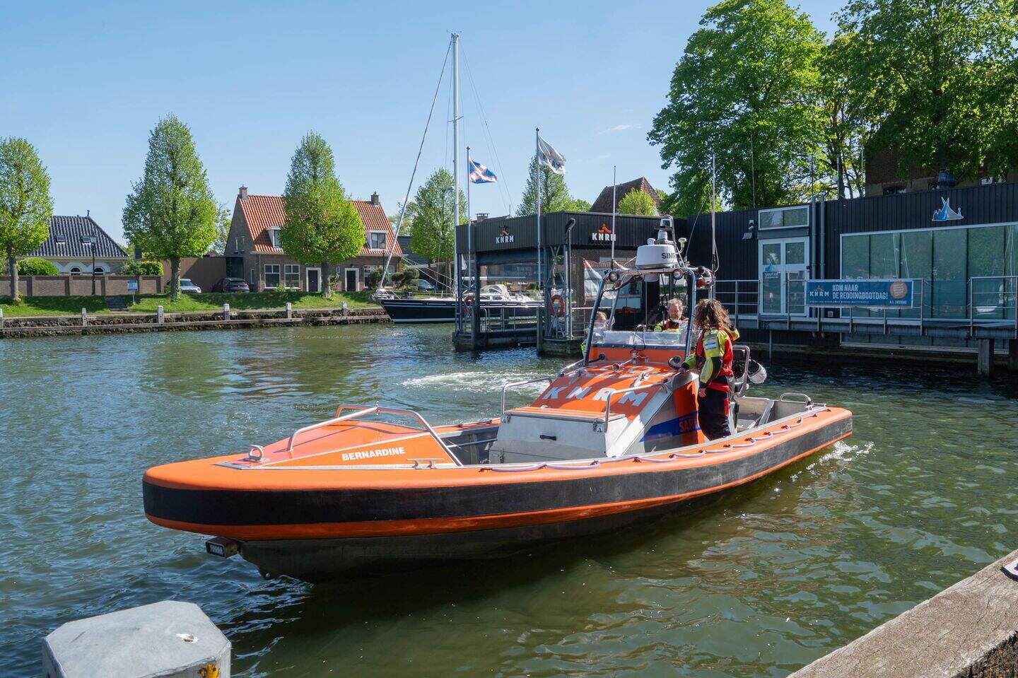 Toen midden op het water de motor van zijn boot uitviel, kwamen de ...