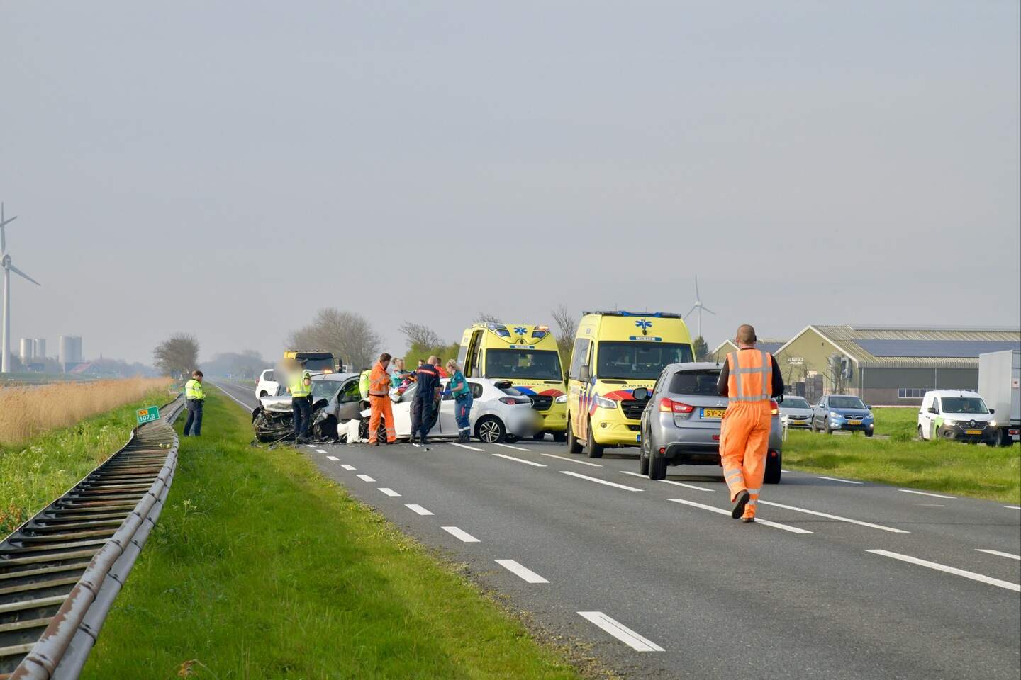 Gewonde bij ongeluk met twee auto’s op N9 bij Callantsoog, weg tot 14: ...