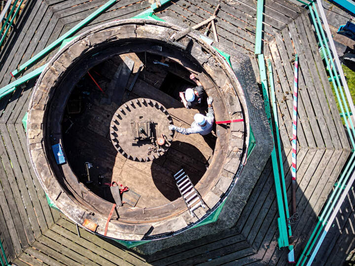Centimeter voor centimeter komt de kap van Zaanse molen Het Pink los ...