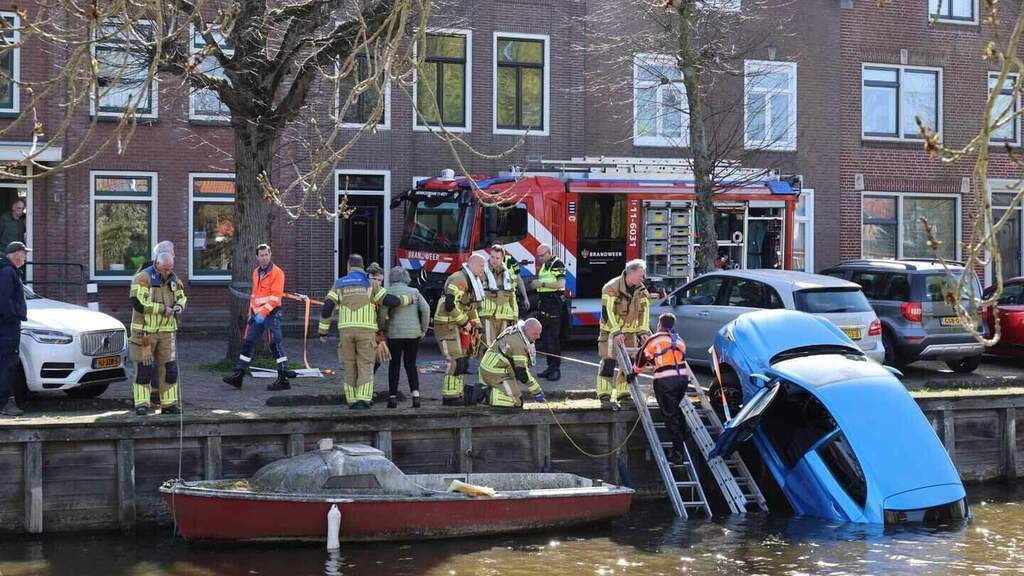 112-nieuws van 12 april: vrouw rijdt met auto gracht in op Oude Zijds ...